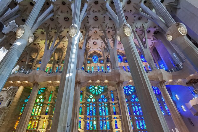 Sagrada Familia Small Group Guided Tour with Skip the Line Ticket - Practical Considerations