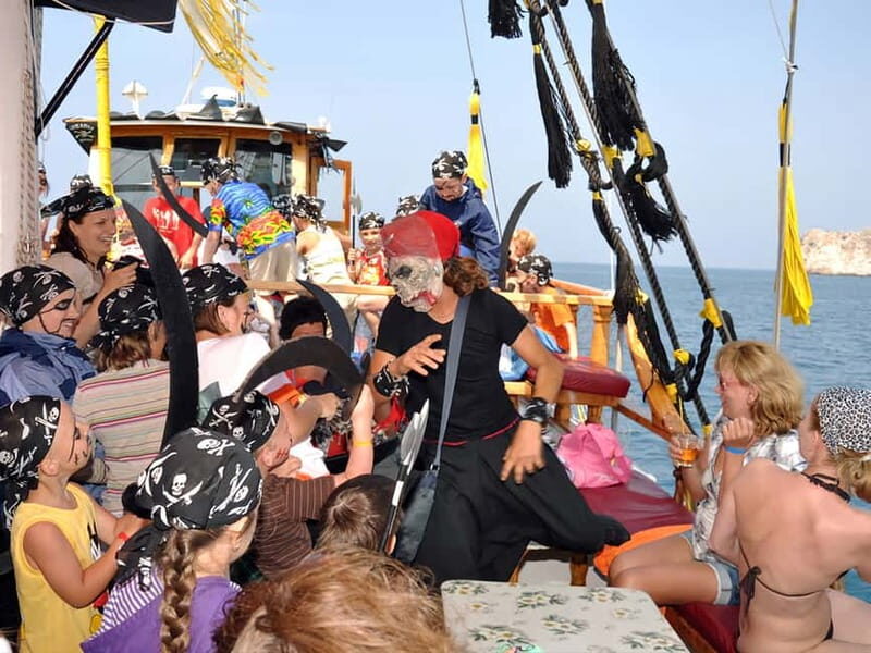Alanya: Pirate Boat with Lunch and Unlimited Drinks