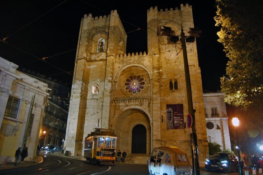 All-inclusive Fado Tour: Show & Dinner. Lisbon at Night - An In-Depth Look at the Tour Experience