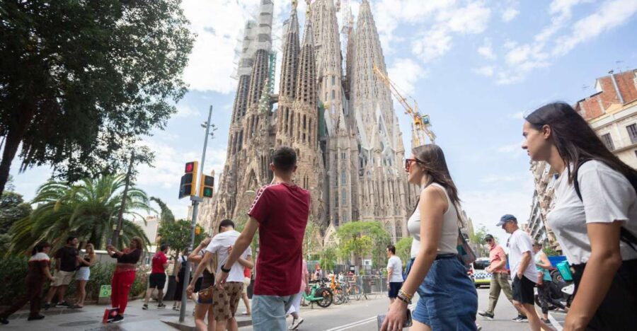 Barcelona: Sagrada Familia Fast Track Guided Tour - Authentic Experiences Highlighted by Past Visitors