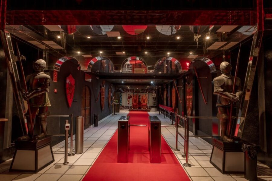 Benidorm: Dinner with Show at Magic Robin Hood