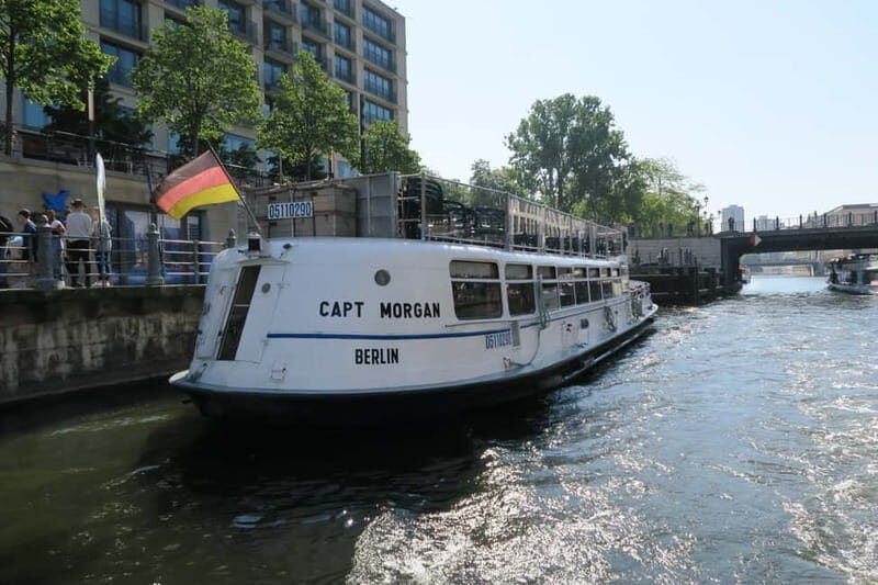 Berlin: City Boat Tour with Live Commentary