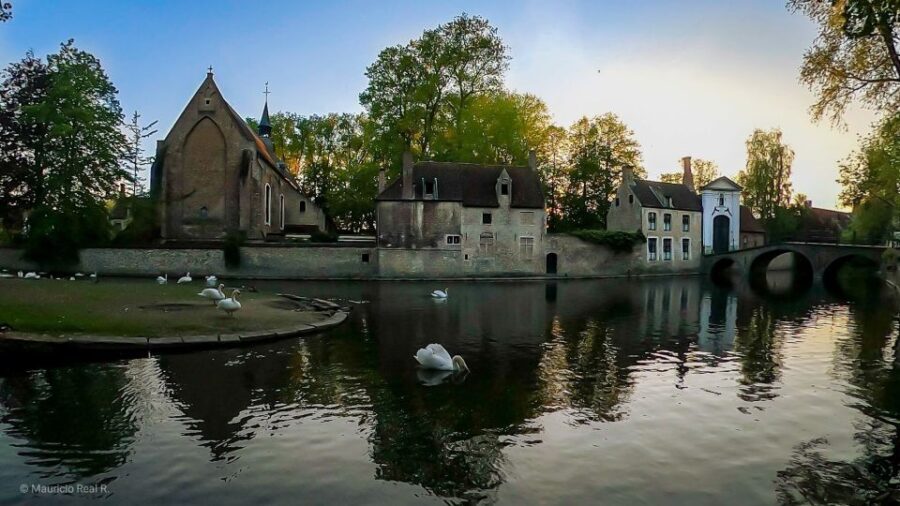 Bruges: Private Historical Highlights Walking Tour