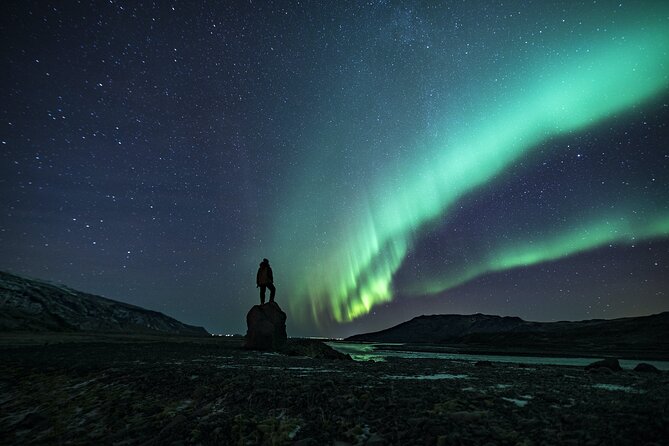 Cozy Northern Lights Tour with Icelandic Treats and Liquor - Key Points