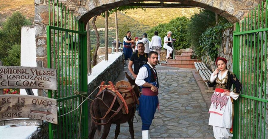 Crete: Traditional Dance Show and Buffet Dinner with Wine
