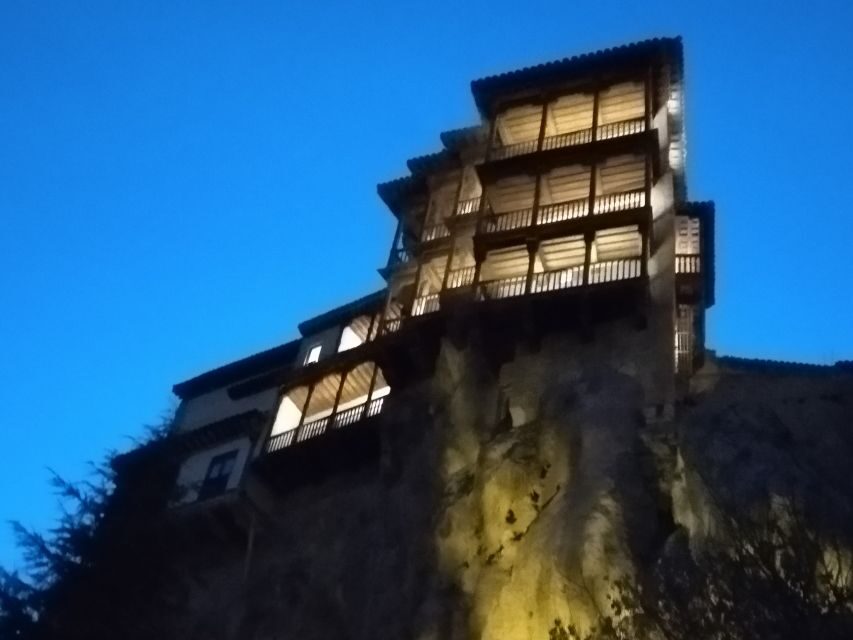 Cuenca: Nighttime Highlights Walking Tour in Spanish