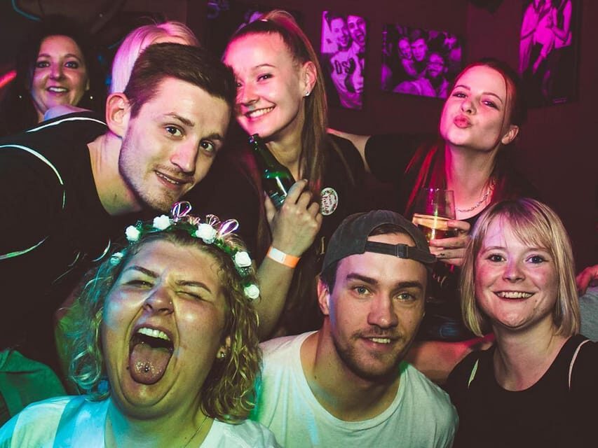 Düsseldorf: Private pub crawl with insider-guide & shots