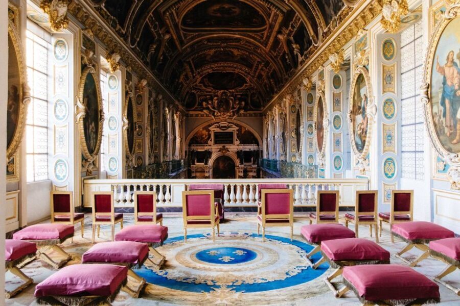 Fontainebleau: Palace Private Guided Tour with Ticket