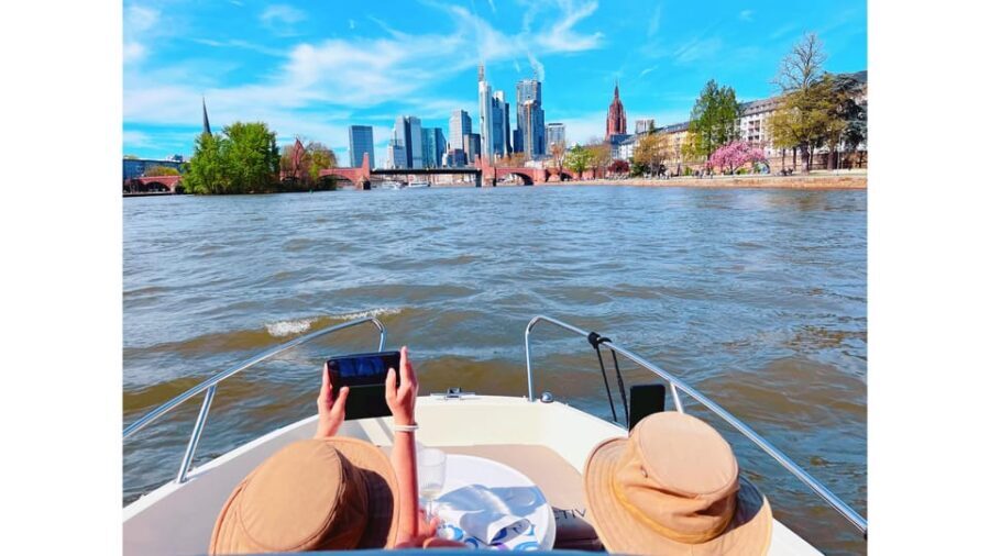 Frankfurt: Private Skyline Sightseeing Boat Tour