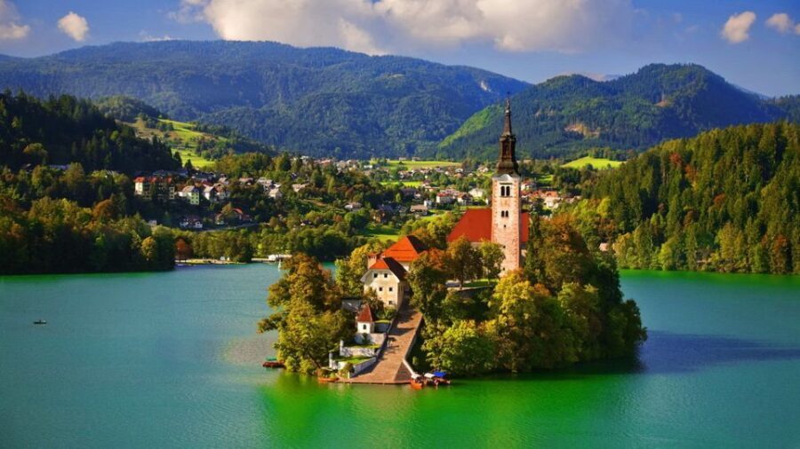 From Ljubljana: Trip to Lake Bled and Bled Castle
