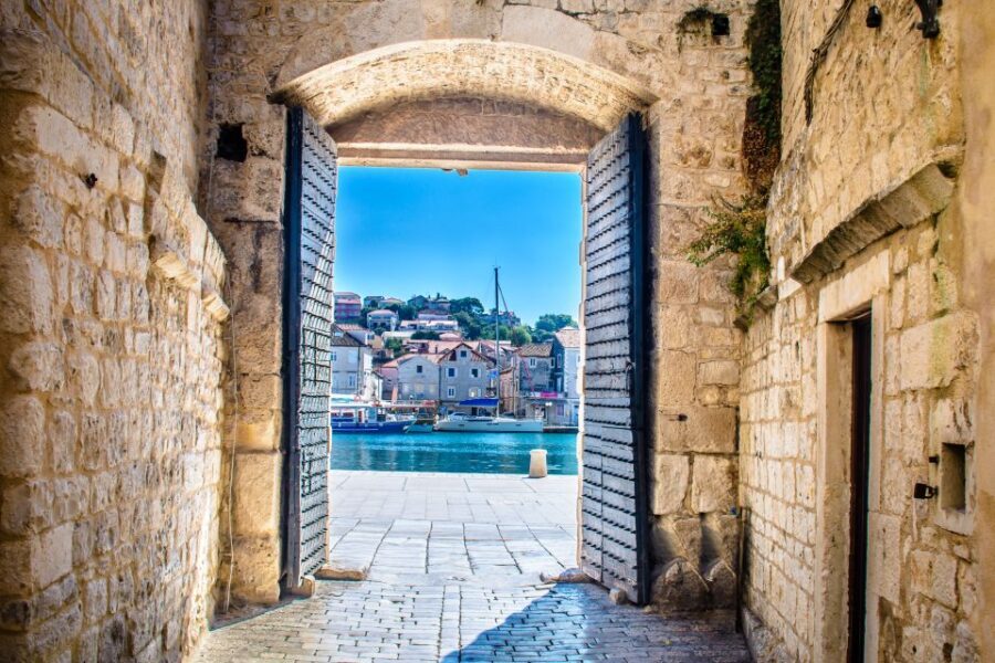 From Makarska Riviera: Full-Day Split & Trogir Tour