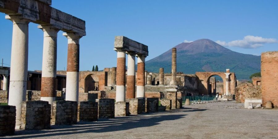 From Naples: Pompeii and Vesuvius Guided Day Trip with Lunch