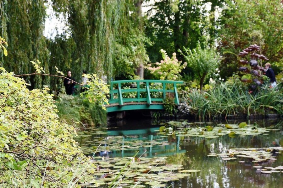From Paris:Visit of Monet's house and its gardens in Giverny