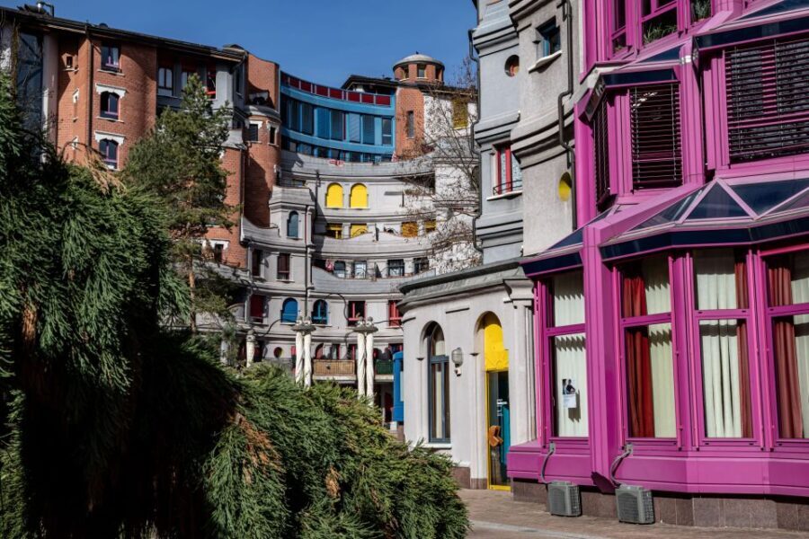Geneva: Insta-Perfect Walk with a Local