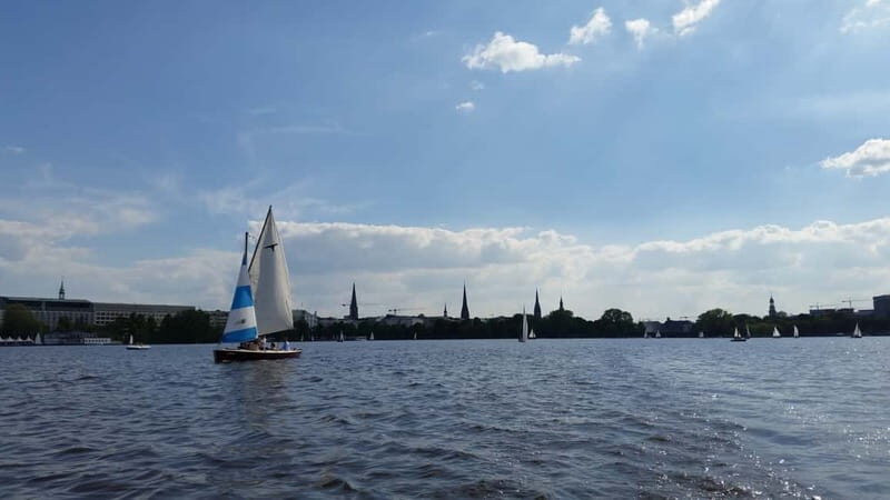Hamburg: 1.5-Hour Sailing Sightseeing Tour on Aussenalster