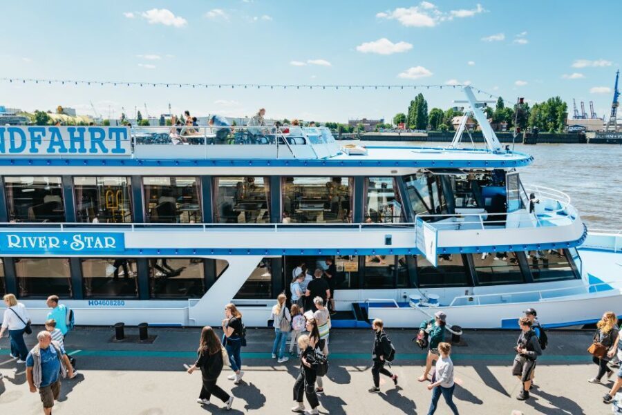 Hamburg: Hop-On Hop-Off Bus with Alster or Harbor Cruise