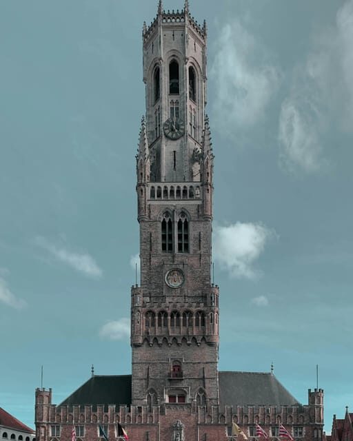 Historical walk in Bruges with local guide. Praline included