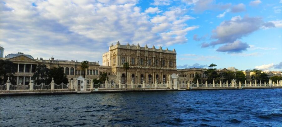 Istanbul: Bosphorus Sunset Cruise with Snacks and Wine