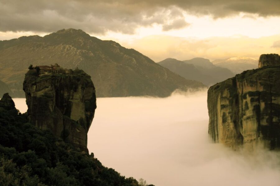 Kalabaka: Meteora Monasteries Minibus Tour with Photo Stops