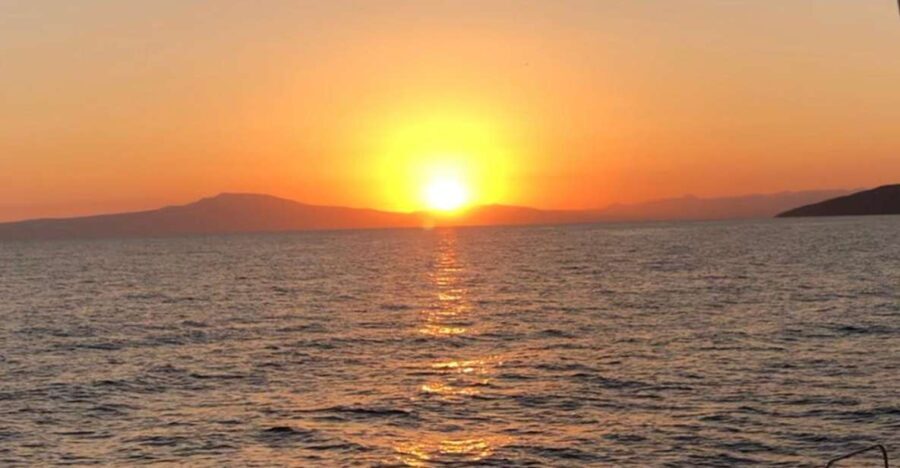 Kalamata: 2-hour Sunset cruise with local wine& fruit salads