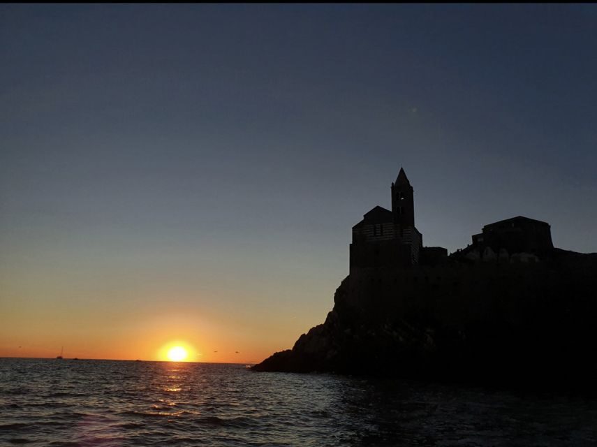 La Spezia: Sunset Boat Tour with Aperitivo and Snacks