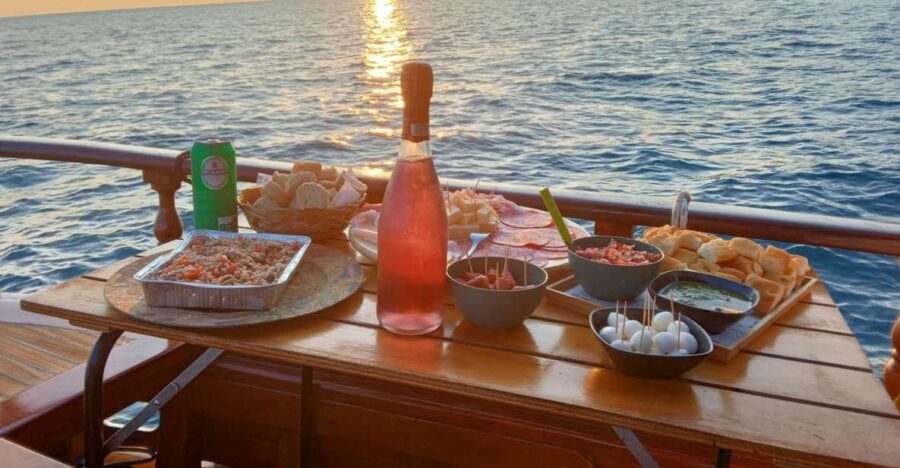 La Spezia: Sunset Cruise with Aperitif and Dinner