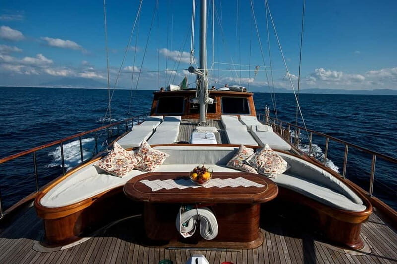 Lampedusa: Elegant Day Boat Tour with Lunch on board