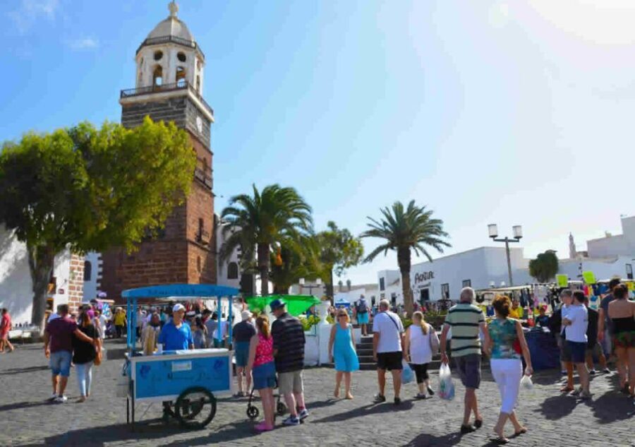 Lanzarote: Teguise Handicraft Market and La Graciosa Island