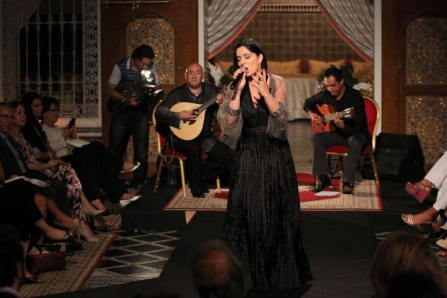 Lisbon: Authentic Fado Show, Dinner and Night Tour