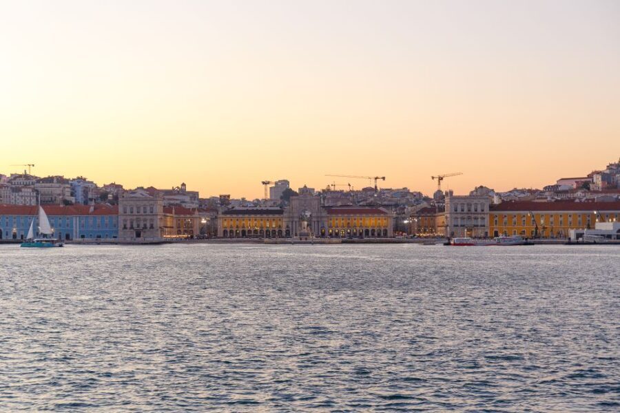 Lisbon: Tagus River Sunset Tour with Snacks and Drink - What the Reviews Tell Us