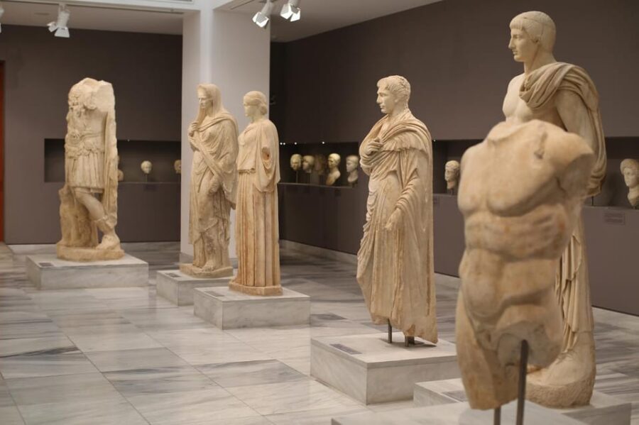 Majestic Christmas Walking Tour in Heraklion