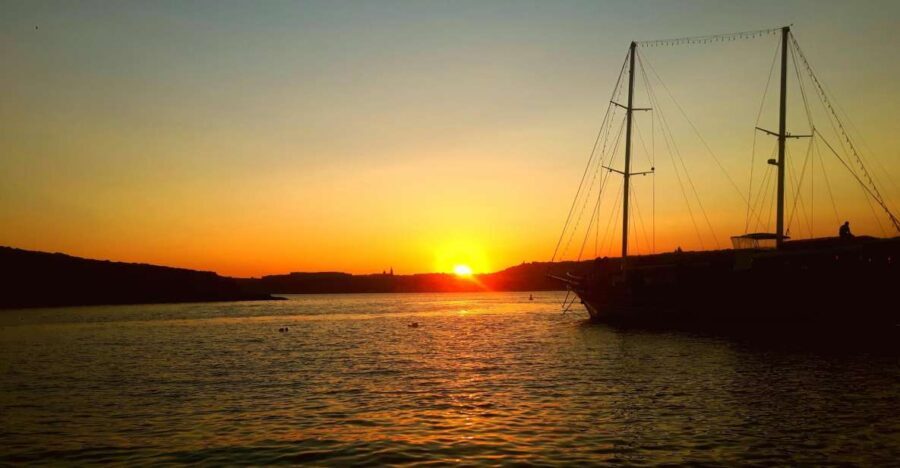 Malta: Private Sunset Boat Trip to Comino and Blue Lagoon