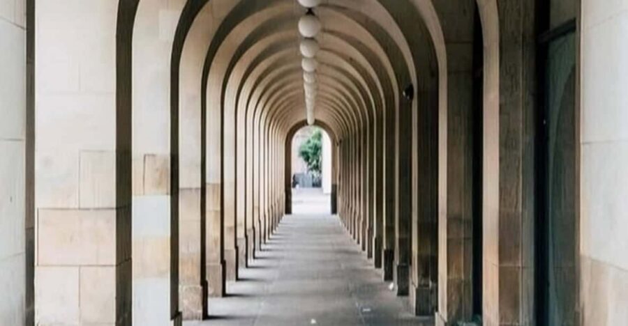 Manchester: Sightseeing Walking Custom Tour with a Guide