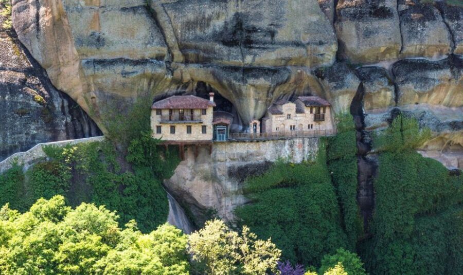 Meteora: Hiking Tour with Local Guide and Monastery Visit
