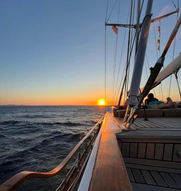 Mykonos: Sunset Sail Cruise to Rhenia with Beach and Dinner