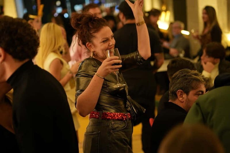 Naples: Dinner show, Tradition & Music with a glass of wine