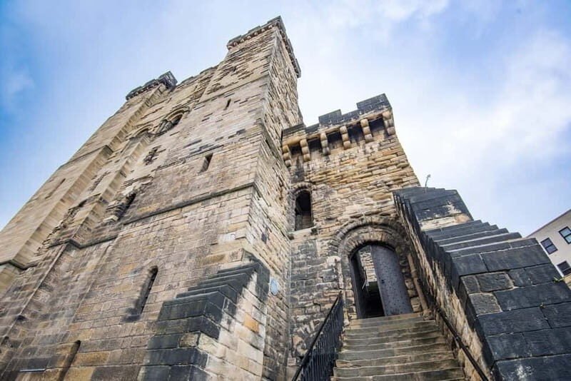 Newcastle Revealed Tour: History, Bridges and Secrets in Spanish