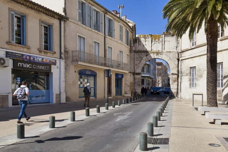 Nîmes: Express Walk with a Local in 60 minutes
