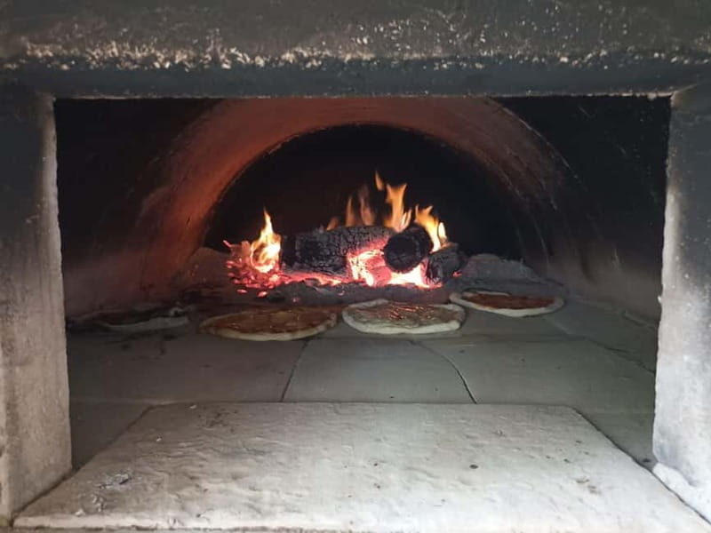 Ostuni: pizza cooking class with local family in the countryside