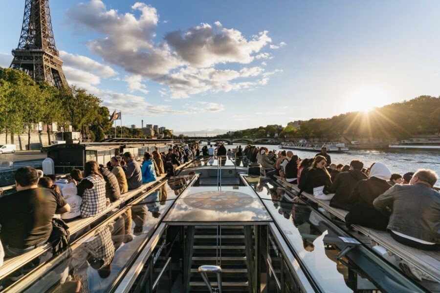 Paris: 1-Hour Sightseeing Cruise and 3-Course Bistro Dinner