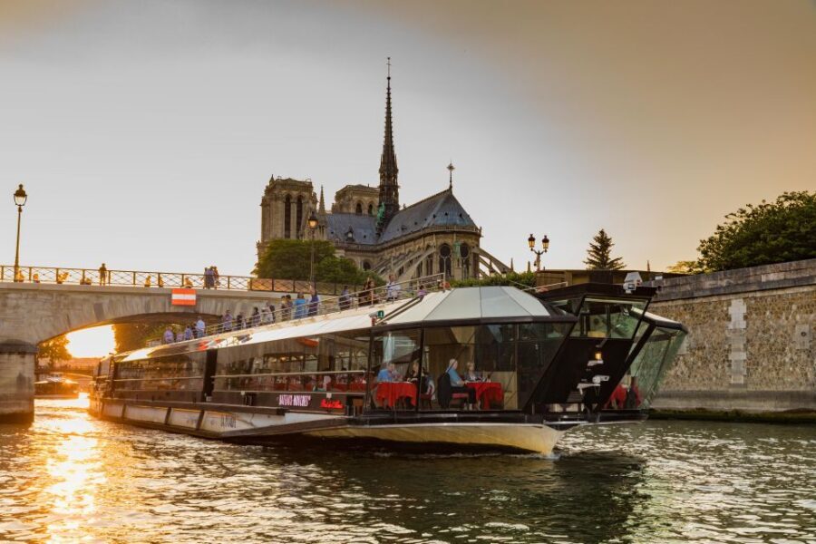 Paris: 4-Course Dinner Cruise on Seine River with Live Music