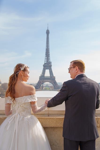 Paris: Eiffel Tower Photoshoot with a Professional