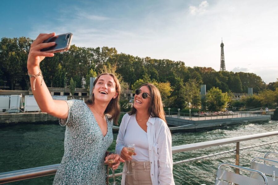 Paris: Evening River Cruise with Music