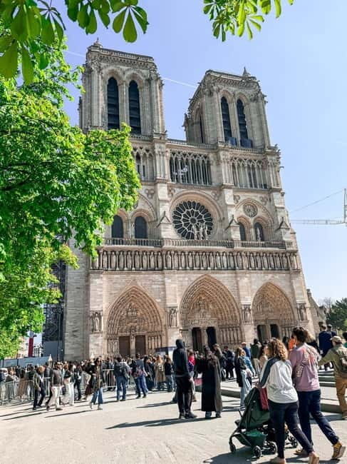 Paris: Notre Dame Cathedral Tour & 1 Hour Seine River Cruise