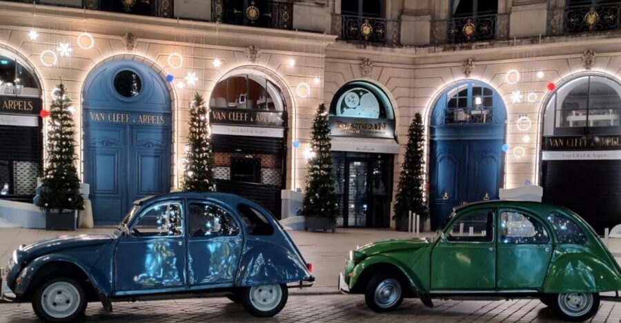 Paris: Private Christmas lights tour in Citroën 2CV 2h