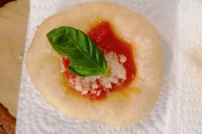 Pizza e Tiramisù class with local mum in Positano