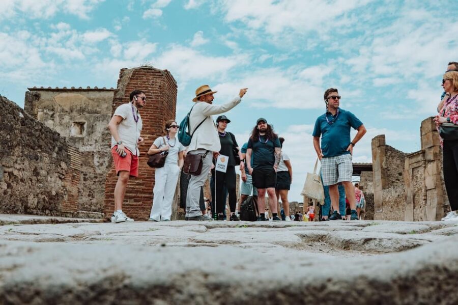 Pompeii and Oplontis: Small Group Tour with an Archaeologist - Detailed Breakdown of the Itinerary
