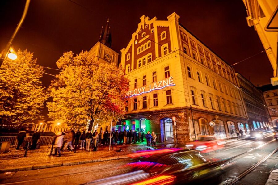 Prague: Entry ticket to Ice Pub Prague with Nightclub Option