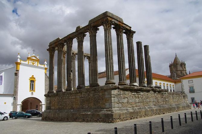 Private excursion for 1 to 8 people: the city of Évora and its monuments - A Closer Look at the Évora Private Tour
