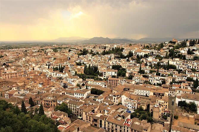 Private transfer from/to Seville to/from Granada with optional stop in Cordoba